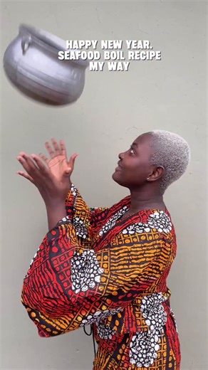 Our first Recipe of the year !!! To kick it off, I made Seafood Boil in a traditional way! I added a few things to make it my way. Seafood boil is basically seafood mixed with a perfect onion sauce. It has a lot of natural spices to make it taste great! And so do not worry to pour those natural spices ❤️✨ Seafood Used • Tiger prawns • Prawns • Shrimps • Mussels • Cuttlefish Extras • Eggs • Potatoes • Sausages Ingredients for Steaming the Seafood • 1 large onion • Chopped Habanero pepper • Kivo H