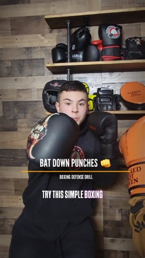 Master the art of the "Bat Down" (or Catch) to instantly nullify your opponent's straight punches 🥊✨. Instead of just taking shots, use this simple, high-efficiency boxing defense to deflect jabs and crosses downward, keeping you safe while creating immediate counter-punching opportunities. Key Tips: ✋ Minimal hand movement—small, quick, sharp motion. 👀 Keep your eyes on their shoulders to predict the punch. 🛡️ Never drop your guard—return to your defensive position immediately. This techniqu