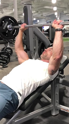 🔥MUSCLE BUILDING CHEST WORKOUT I can’t state this enough. Go lighter and feel the exercise working the correct muscle. Training like this will make you fall in love with weight training all over again. This workout was killer. I’ve been getting back to training at the gym recently after my injury and it feels great! 1️⃣ Incline Barbell Bench Press: 8-10 reps 2️⃣ Incline DB Bench Press: alternate 3 reps each side (total of 12 reps) 3️⃣ Flat Barbell Bench Press: 8-10 reps 4️⃣ Flat DB Bench Press: