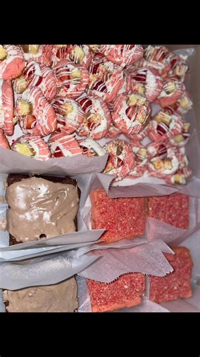 Strawberry cheesecake cookies regular brownies and strawberry crunch brownies make sure you booking Sweet Tooth By Lilly 💕💕💕💕💕🔥🔥🔥🫶🏾🫶🏾 | Lele Jett