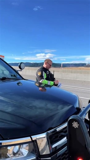 Los agentes del condado de Douglas, en colaboración con la Patrulla Estatal de Colorado, están realizando hoy un refuerzo especial de vigilancia en honor al fallecido patrullero Cody Donahue. Nuestros equipos se están enfocando específicamente en la Ley de “Muévete a un lado” de Colorado y en contactar a los conductores que no reduzcan la velocidad ni se cambien de carril al acercarse a vehículos detenidos. Aquí hay algunas imágenes de la operación de hoy. Por favor, haz tu parte: reduce la velo