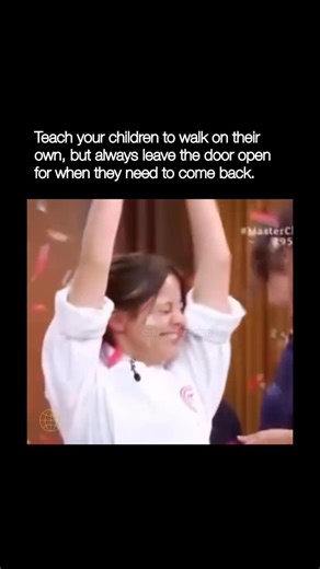 DIGITAL PLANET COMPANY on Instagram: "Elisa Fernandes’ journey on #MasterChef Brazil 2014 is proof that family support can turn even the most stressful moments into something unforgettable. In the grand finale, under pressure and racing against time, Elisa got stuck on an unexpected detail: the lid of a jelly jar wouldn’t open. The ingredient was essential to complete her dish, and any delay could have cost her the title. In a moment of desperation, she looked to the audience and called out for