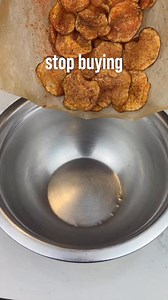 Here’s how to make the best Homemade Potato Chips! They’re healthier, cheaper, and lower in calories.👇🏼 - Ingredients: • 1 large russet potato • cold water ice (to soak potatoes) • 1 tsp oil spray • seasoning of choice (I used chili lime) - Baking Time: • Oven - 450F for 12-15 mins • Airfryer - 400F for 10-12 mins • allow space for each chip with no overlap. Do two batches if necessary. - - #fblifestyle | Healthy Cook