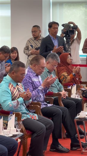 From vision to reality—Encik Kamarul Ariffin Abdul Samad, CEO of Cyberview Sdn Bhd, walks us through how this milestone pushes Malaysia further onto the global tech map. A defining milestone for Malaysia’s semiconductor industry took place right here in Cyberjaya with the official launch of the Malaysia Semiconductor IC Design Park 2 and Advanced Chip Testing Centre by YAB Dato’ Seri Anwar Ibrahim, Prime Minister of Malaysia, and witnessed by YAB Dato’ Seri Amirudin Shari, Selangor Menteri Besar