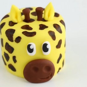 These bite-sized mini animal cakes are almost too cute to eat. Which one is your favorite?🦒🦄 | The Icing Artist