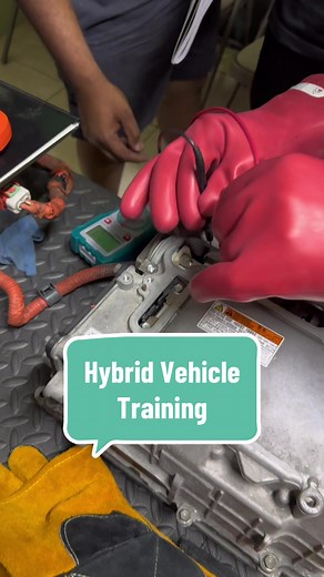 Hybrid Electric Vehicle Training in Classroom #hybridcar #hybrid #hybridtraining #classroom #automotivetechnology