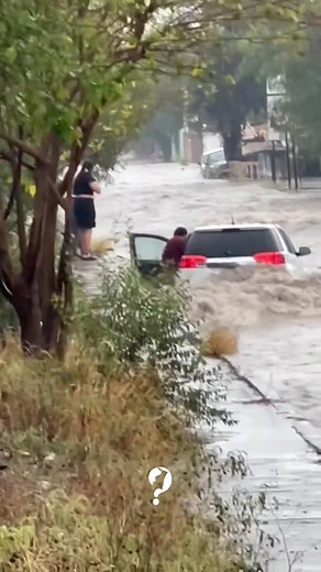 #ATENCIÓN: ¡PASÓ HACE UNOS MOMENTOS!, FAMILIA ES ARRASTRADA POR LAS INUNDACIONES Y LOGRA ESCAPAR #Reynosa.- Este impactante video, captado por Isela Milán en la colonia "Campestre", muestra la magnitud de la tormenta de hoy (miércoles 26 de noviembre). ​En la grabación se puede ver cómo una camioneta fue arrastrada por las fuertes corrientes generadas por las inundaciones. ​¡Es crucial extremar precauciones al conducir! ​Por fortuna, los involucrados lograron ponerse a salvo. Redacción/¿Qué pasó