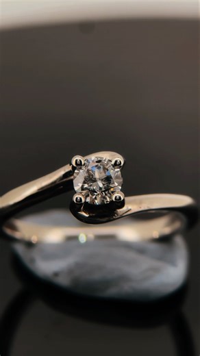 Crossover Solitaire natural diamond Ring