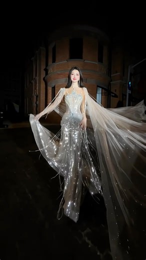 Một lần tới nhân gian phải sống đời rực rỡ. #reelsfacebookシ #videoviralシ #hoicodausapcuoi_vietnamese #fybシ #bride #bridaldress #weddingdresses | Hội Cô Dâu Sắp Cưới VN