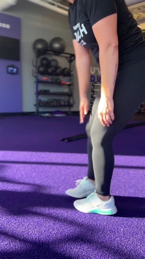 PSA: Cardio doesn’t require a machine! In fact, the battle ropes can give you a high-intensity workout that torches calories in no time. Plug these 8 exercises from Coach Heather into your gym routine. Try these options: ⏰ Make it a #Tabata workout with 8 rounds of 20 seconds work and 10 seconds rest 🔥 Push your endurance with 40 seconds work and 20 seconds rest for 3-4 rounds 💥 Build explosive power by going all-out for 10 seconds work followed by 30 seconds rest for 3 rounds Save this post f