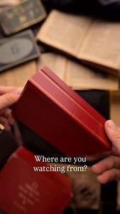 This marvel found its way back to us, your second chance to grab it upcoming Thursday! The design of the Omega Constellation is a visual symphony across decades, but the 1960s hold a special place in collectors‘ hearts - and this 14398 de Luxe explains exactly why. Crafted entirely in 18k yellow gold, this reference features a sun-kissed golden dial with baton hour markers layered with onyx, perfectly matched by its original solid gold Omega bracelet. The case, made by famed casemaker Antoine Ge