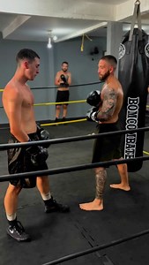 Trabalho para melhorar velocidade de reação, esquivas de tronco/cabeça, velocidade de golpes isolados, tudo junto e misturado. Além de ser divertido ajuda a perder o medo de tomar soco na cara, já que é OBRIGATÓRIO BATER COM A MÃO ABERTA. | Clube do Boxe