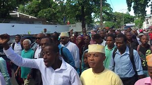 171K views · 857 reactions | Extrait vidéo de la manifestation actuellement en cours à Moroni, organisée par le comité Maore, contre les expulsions des comoriens des autres îles à Mayotte. | La Gazette des Comores | Facebook