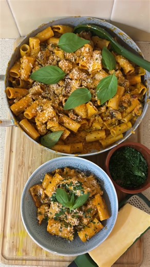 Creamy sausage, pancetta and mushroom Rigatoni Ingredients: To serve: Parmesan Parsley Basil Chilli flakes Sauce: 2 tbsp olive oil 500g pasta 500g Italian sausage removed from casing 300g diced pancetta or guanciale 2 finely diced eshallot 6 cloves of garlic finely minced 1 red chilli finely minced 2 tbsp finely minced parsley stems 400g sliced mushrooms 3 tbsp Tomato paste 1/2 cup White wine 300ml Thickened cream 2 cups freshly grated Parmesan 1/2 cup Pasta water Salt to taste Black pepper to t