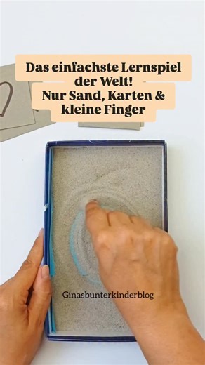 ✨ Lernspiel: Schreiben im Sand ✨ So einfach, so wirkungsvoll – und ganz ohne teure Materialien! 🌿 Alles, was du brauchst, hast du schon zu Hause: 🪶 etwas Sand, Reis, Quinoa oder Grieß 📦 einen flachen Karton-Deckel oder eine Schale 📄 ein paar kleine Karten aus Pappe oder Papier Darauf malst du Buchstaben, Zahlen oder einfache Formen. Die Kinder ziehen eine Karte und „schreiben“ das Motiv mit dem Finger in den Sand. So lernen sie spielerisch Buchstaben, Formen und Symbolverständnis – ganz nebe