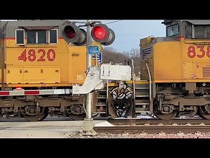 UP 7751 Baretable Train West meets UP 8951 Manifest Train East, S 6th St RR Xing, Missouri Valley IA