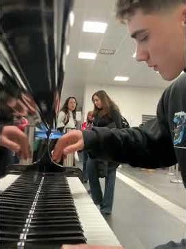 17 Year Old Plays “Love Me Again” on Piano in Palermo Airport