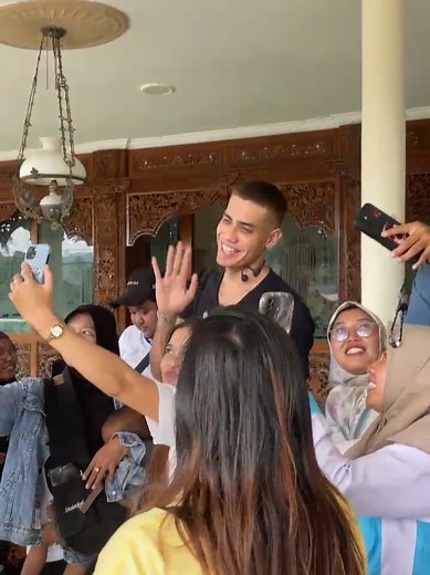 Hebohnya para emak² ketika ketemu @aisarkhaledd waktu berkunjung ke rumah bapak Sunhaji grabag magelang #sunhaji #tehviral #emakemak #aisarkhaledd