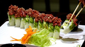 Conoce el rollo Kaiju y acepta el reto de comerte un sushi de 3.200 kilos😱 ¡Tienes que ver este video! | LA CRONICA