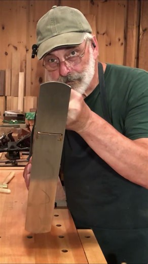 The proper way to place a woodworking Hand Plane on the Workbench !