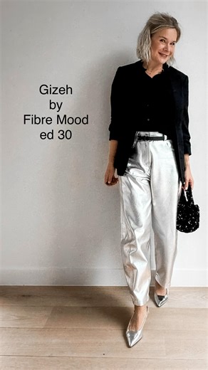 Sanne De Moey on Instagram: "Wie moet er nog naar ontelbaar veel nieuwjaarsrecepties? Jep… ik ! dus ja: de ideale outfit moest classy en stijlvol zijn, maar mét een vleugje bling. En die tas? Binnenkort verschijnt ze als online workshop — een leuke hack op een bestaand patroon :-) . Anyone else still heading to way too many New Year’s receptions? Yep… me ! So this called for the perfect outfit: classy and stylish, but with a little bit of sparkle. And that bag?It’s coming soon as an online works