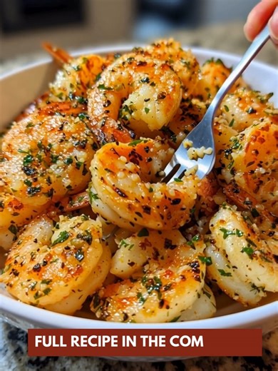 A fast flavor-packed dinner that's perfect for busy weeknights! 📝 Ingredients : 1½ lbs large shrimp, peeled & deveined 3 tbsp olive oil 4 cloves garlic, minced ⅓ cup grated Parmesan cheese 1 tsp Italian seasoning ½ tsp smoked paprika Salt & pepper to taste 2 tbsp chopped parsley (for garnish) Juice of ½ lemon 🍽️ How to Make It : 1️⃣ Preheat & Prep Shrimp: Preheat oven to 400°F. Toss shrimp in olive oil, garlic, Parmesan, Italian seasoning, paprika, salt, and pepper. This mix gives you maximum 