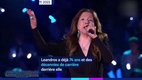 La star de la chanson Vicky Leandros tombe de scène en plein concert