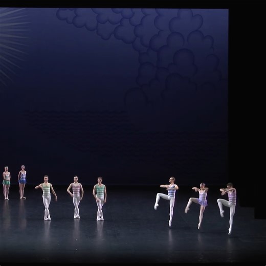 #BALLET Direction Broadway avec "En Sol". La chorégraphie oscille entre comédie musicale et natation synchronisée. 👙🌞🌊 À l'affiche du Palais Garnier jusqu'au 10 novembre : https://bit.ly/3YsO64K Avec le soutien de l'American Friends of the Paris Opera and Ballet et de Crédit Agricole Corporate & Investment Bank (Crédit Agricole CIB) | Opéra national de Paris