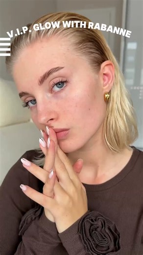 Sephora Polska on Instagram: "Naturalny glow? Zawsze! ✨⁣ ⁣ Z kosmetykami od Rabanne podkreślisz naturalny i promienny blask swojej cery oraz stworzysz clean look w najlepszym wydaniu.⁣ ⁣ Jesteś fanem make-up “no make-up” ? 💫⁣ ⁣ 🎥 @‌olaszkoda⁣ ⁣ #Sephora #SephoraPolska"