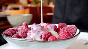 A dynamic combination of flavour, texture and temperature... it's a signature Red Onion dessert... sometimes the simplest things in life are the best... To reserve call us on 01412216000 or get your voucher here 👉🏼https://vouchers.giftvouchersolutions.com/vouchersales/choose.aspx?c=roros | Red Onion