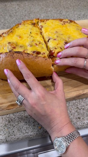 Garlic Bread Spaghetti Boat! #recipe #easyrecipe #dinner #dinnerideas #food #cooking #pasta | By Nay A