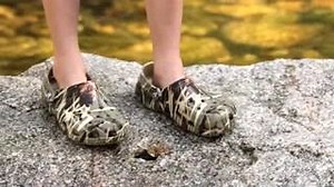 Los orificios de Realtree Kids' Classic permiten que el aire y el agua fluyan, son de secado rápido y extremadamente cómodos gracias al material #Croslite #Crocs #NewArrivals #FindYourFun | Crocs