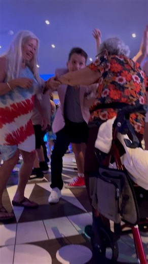 24K views · 1.1K reactions | #Dancing #carnivalvenezia #carnivalentertainment Carnival Carnival Entertainment | Lee Fleet Cruise Director | Facebook