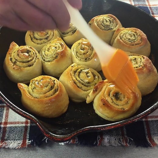 Quick Butter & Herb Rolls are the perfect compliment to any dinner or the perfect party appetizer! You will love this time- saving shortcut to rich buttery dinner rolls! RECIPE: https://www.missinthekitchen.com/quick-butter-herb-rolls/ | Miss in the Kitchen