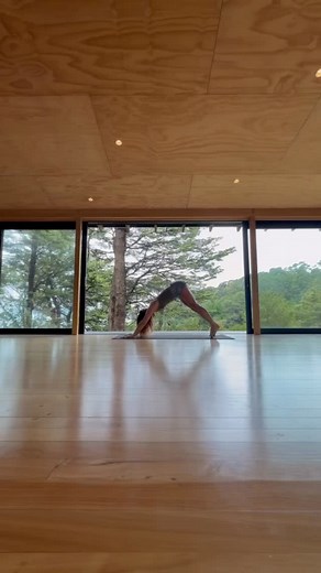 ✨Interoceptive awareness and yoga✨ Yoga improves emotion regulation by increasing body awareness, promoting mind-body connection, and teaching stress-reduction techniques like focused breathing. Research suggests that long-term practice has been linked to neuroplastic changes in brain areas that process emotions and can help people respond to stressors with greater ease. These benefits are achieved through a combination of physical postures (asanas), controlled breathing (pranayama), meditation,