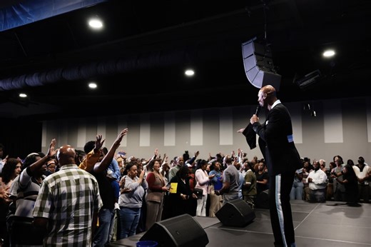 Gratitude goes beyond perfect moments; it's rooted in authentic worship. No screens, no mics—just pure faith. Let’s leave performance behind and give Him all the glory. No matter what, bless the Lord! Watch the full sermon 'Grateful In The Grind' on YouTube at #KeionHendersonTV #Gratitude #Worship #LHNation | Keion Henderson