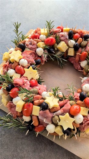 🎄✨ Antipasti mal anders: als Kranz! Ganz easy gemacht – Styropor- oder Strohring mit Backpapier umwickeln und dann nach Lust & Laune bestücken 🧀🍅🥓 Rosmarin eignet sich perfekt zum Lückenfüllen und verströmt zudem einen tollen Duft. Perfekt für Gäste, Feiern oder einfach zum Snacken. #antipastikranz #partyfood #fingerfood #einfachgemacht #foodinspo snackidee weihnachtsidee genussmoment | RESIPIS