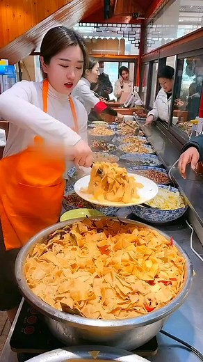 Beef noodles with soup, do you want one in this winter? #hotnoodles #noodleslovers #noodlesrecipe