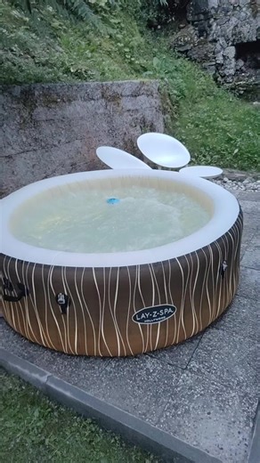 Inflatable Hot Tubs Comparison: LAY-Z-SPA Models