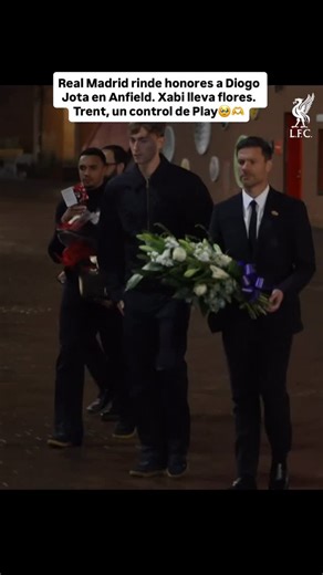 Juez Central on Instagram: "En la noche previa antes de enfrentar al Liverpool, Real Madrid rinde honores a Diogo Jota al frente de Anfield. Xabi lleva flores. Trent deja un control de Play Station con el mensaje: "Campeón. You'll never walk alone" 🫶 Video @liverpoolfc"