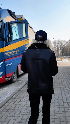 Bernd ist gerade von seiner Tour zurück und im Oktober knackt er die 35 Jahre on the road. 👏🚛 Seit 1991 gehört er zu uns. Und ja: Das ist alles andere als selbstverständlich. Wir sind richtig dankbar, so jemanden im Team zu haben. Danke, Bernd. 💙 #spedition #team #lkw #fernfahrer #disposition | Wolfgang Matthiessen GmbH & Co. KG