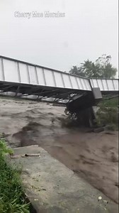 Tulay ng PNR sa Albay, tumagilid dahil sa baha