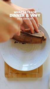 3 steps to make a balanced meal 👇🏽 1. Fill ~1/4 your plate with protein 2. Fill ~1/4 your plate with fiber rich carbs 3. Fill ~1/2 your plate with colorful fruit &/or veg *BONUS: don’t forget to cook or garnish with healthy fats ✨Example: turkey sweet potatoes blackbeans & green beans *topped with siracha greek yogurt! 💬Drop your go to weeknight dinner in the comments!👇🏽 ✅Follow @nourishment.nutrition for realistic & effective nutrition tips and healthy meal ideas! #easydinner #healthymeals