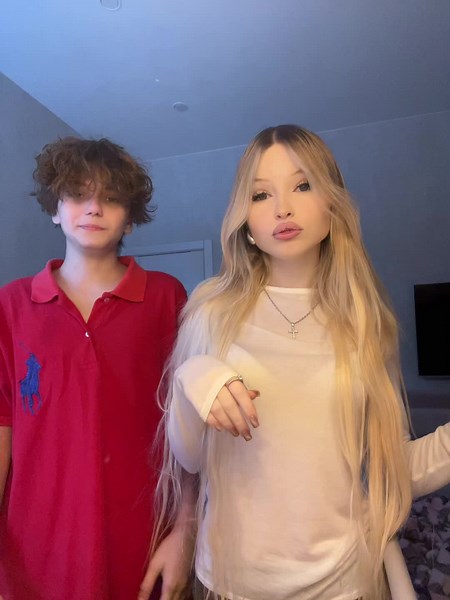 Coordinated Gesture Movements: A Minimalistic Dance