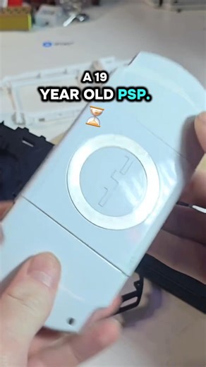 PSP 2000 Teardown for the #3dprinted shell #psp #pspmodding #retroconsoles
