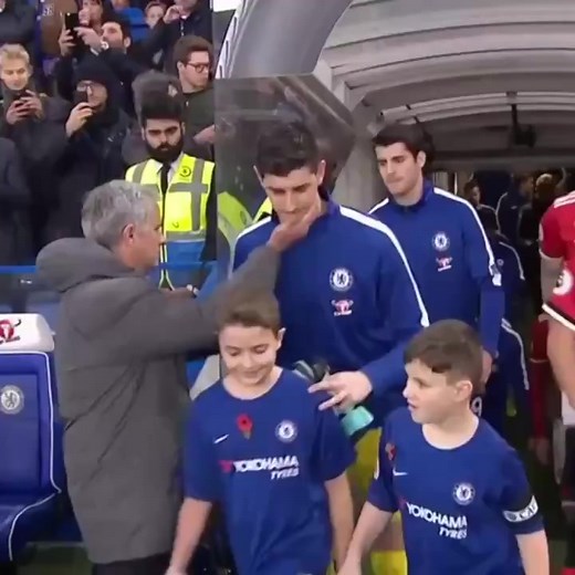 288K views · 4.3K reactions | Mourinho greeting some Chelsea players at Stamford Bridge before the 2017/18 Premier League match. Wait till the end  | Chelsea The Blues Army | Facebook