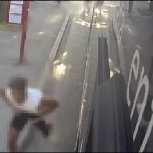 ÈTV RETE7 on Instagram: "La polizia di Bologna ha individuato e arrestato il presunto autore di due violente rapine avvenute nelle ultime settimane in città. In entrambi i casi si è trattato di aggressioni per strada, ai danni di persone cui è stata strappata dal collo una collana, spesso oggetti di grande valore. L'indagato è un 25enne di origine egiziana, regolare in Italia e con vari precedenti. A svolgere le indagini sono stati gli investigatori della IV Sezione della squadra Mobile, che son