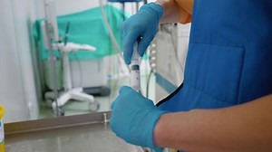 Der Arzt füllt die Spritze mit: Stockvideos & Filmmaterial (100 % lizenzfrei) 1069376404 | Shutterstock