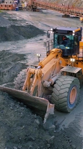 The CAT 992K wheel loader loading massive overburden with powerful and efficient cycles. Powered by about 1,100 HP (820 kW) and equipped with a bucket capacity around 10.7–12.3 m³, this machine is built for high-production mining and heavy truck loading. #cat992k #wheelloader #heavyequipment #bigmachines #earthmoving #mininglife #fblifestyle | HeavyBuild Project