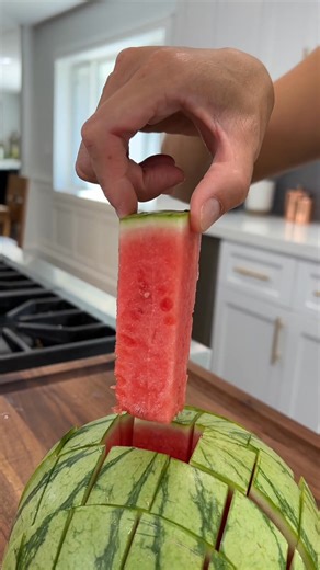 🍉😍 Looking for a quick and hassle-free way to cut watermelon sticks? Look no further! Our simple tutorial will have you snacking in no time, and the kiddos (and grown-ups!) will adore it! 🙌 #WatermelonCutting #FunSnacks #HealthyEating | Jessica Gavin